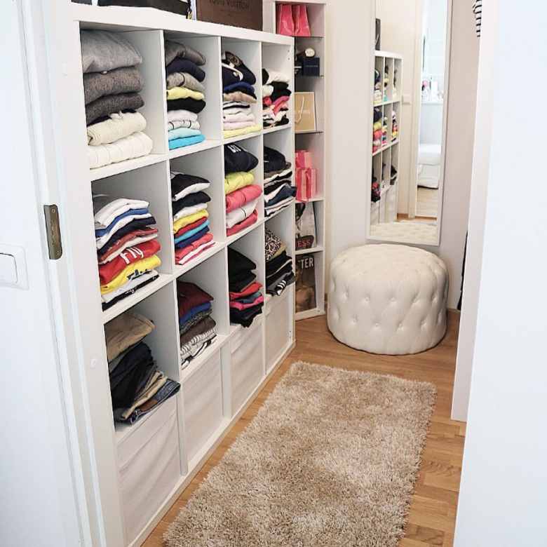 Manfaatkan Ruang Terbatas dengan 15 Desain Walk-in Closet Minimalis ...