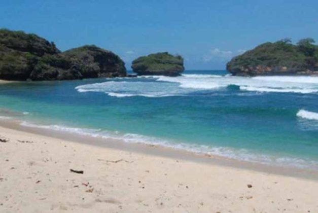 13 Pantai di Pacitan Paling Indah dan Menawan - Tokopedia Blog