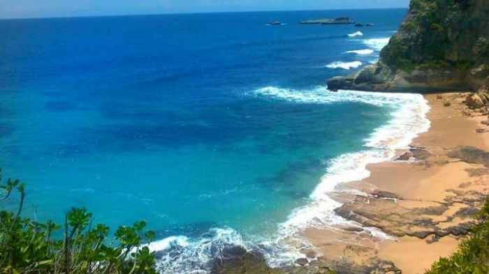 13 Pantai di Pacitan Paling Indah dan Menawan - Tokopedia Blog