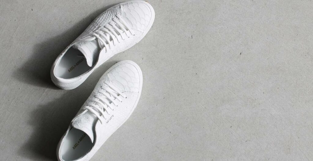 10 Fashion Style Sepatu Sneakers Putih Wanita, Paduan Sempurna!