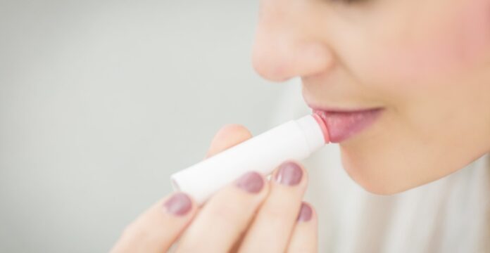 10 Rekomendasi Merk Lip Balm Terbaik, Bibir Lembap Seketika!