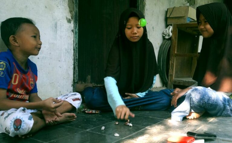 11 Permainan Tradisional Indonesia yang Seru, Kreatif & Menyehatkan