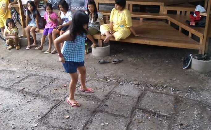 11 Permainan Tradisional Indonesia yang Seru, Kreatif & Menyehatkan