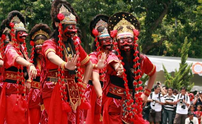 25 Tarian Daerah Terbaik Berikut Gambar, Properti & Maknanya