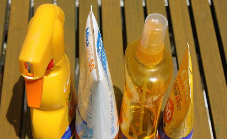 4 Perbedaan Sunscreen dan Sunblock, Jangan Keliru! - Tokopedia Blog