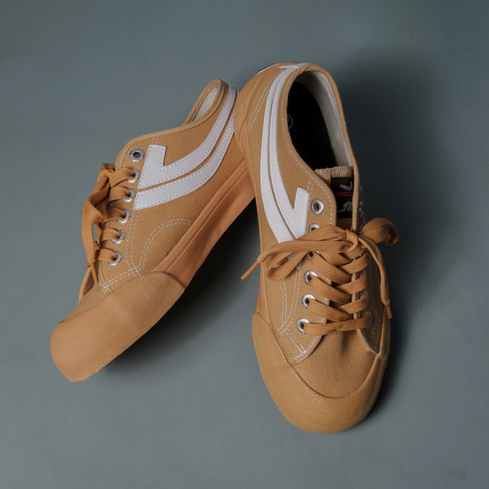 Jual Sepatu Sneakers Johnson Galaxy Pro Lowcut (LC) Beige - Beige, 40 ...